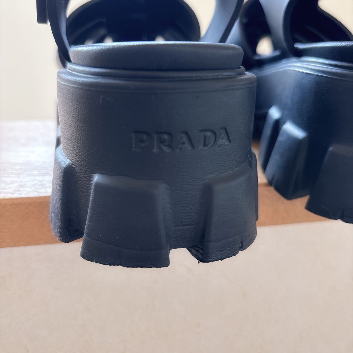 正規品返金保証】PRADAプラダ モノリス ラバーサンダルブラック 正規品返金保証】PRADAプラダ モノリス ラバーサンダルブラック