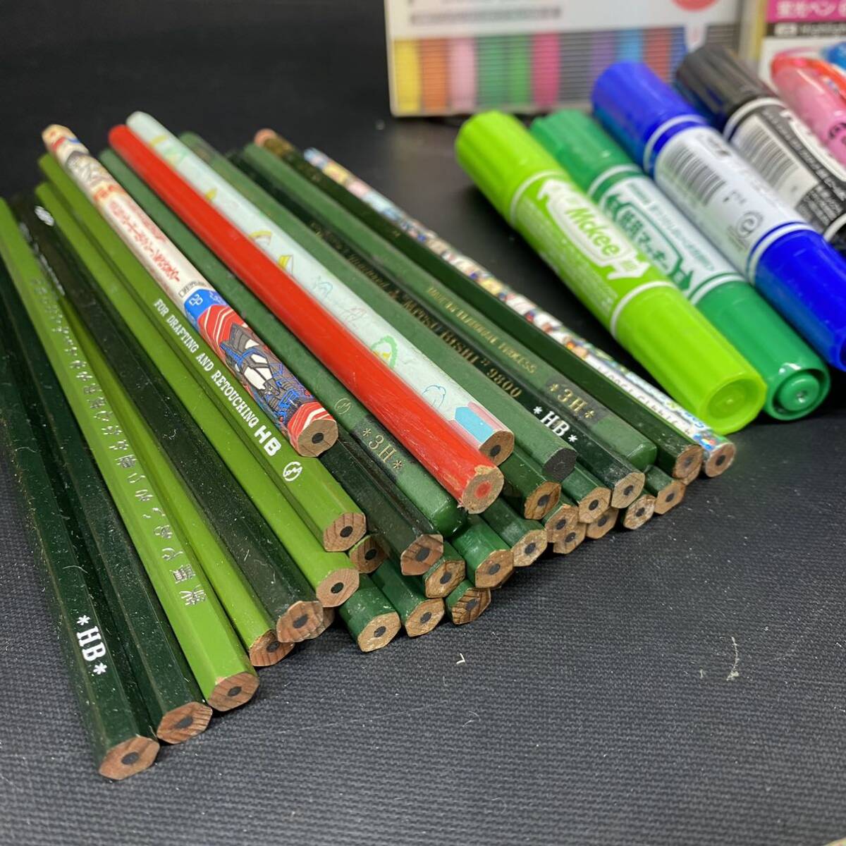 Yahoo!オークション - Y410 【 大量 筆記用具 】 鉛筆 ボールペン マジ...