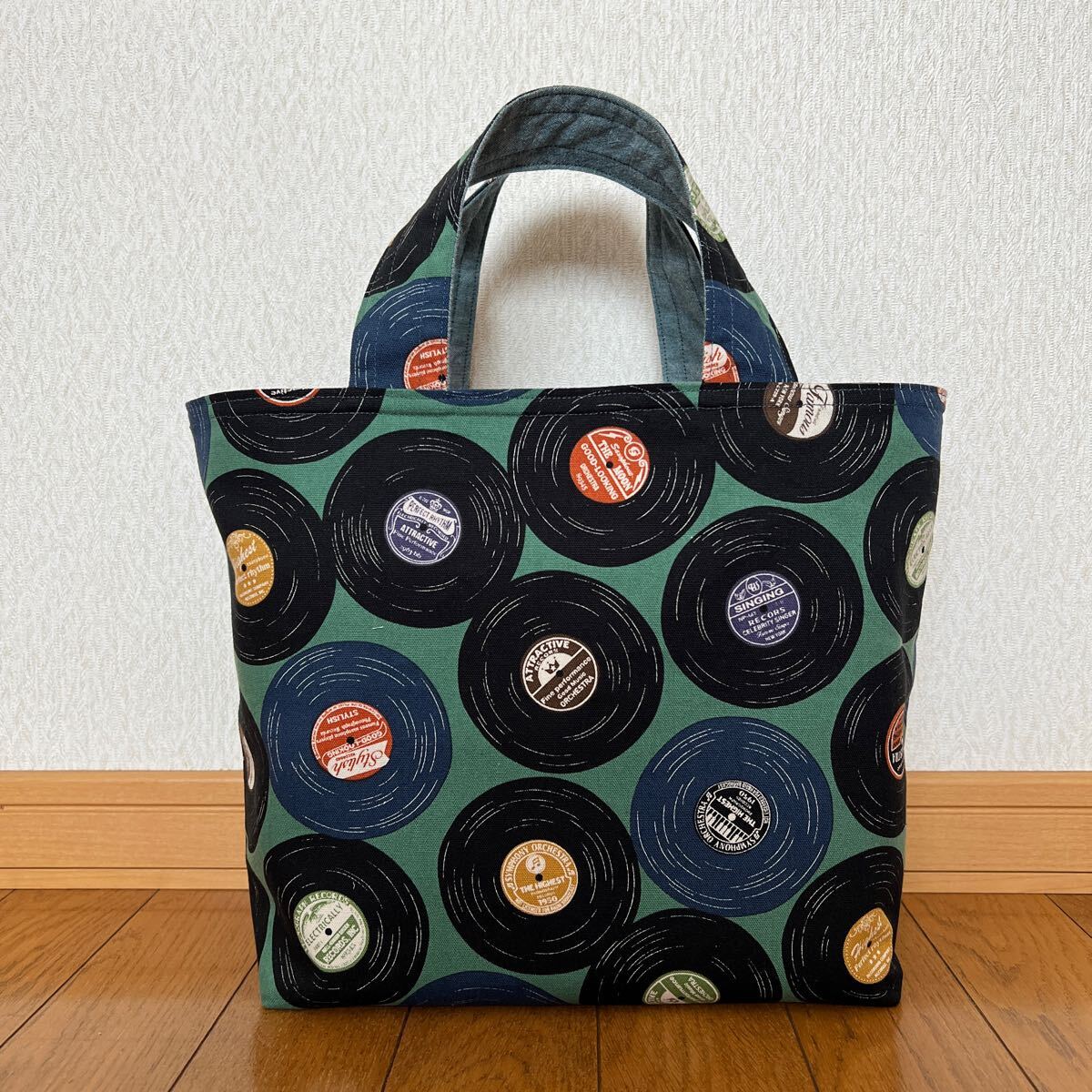 Yahoo!オークション - ハンドメイド レコード柄 レトロ 横長トートバッ...