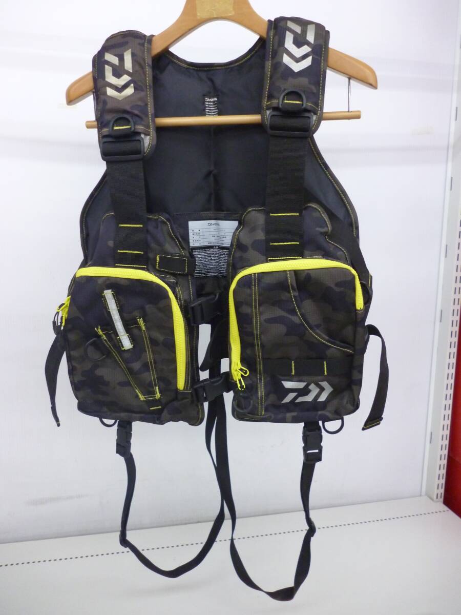 Yahoo!オークション - 中古品 DAIWA ダイワ フィッシングベスト フロー...