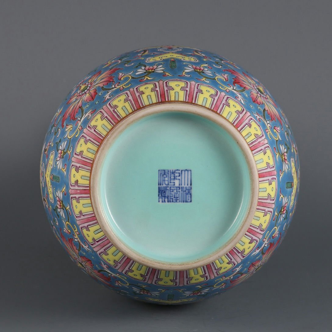 Yahoo!オークション - 渡鶴羽 P147清乾隆年製 藍地粉彩西番蓮紋賞瓶・...