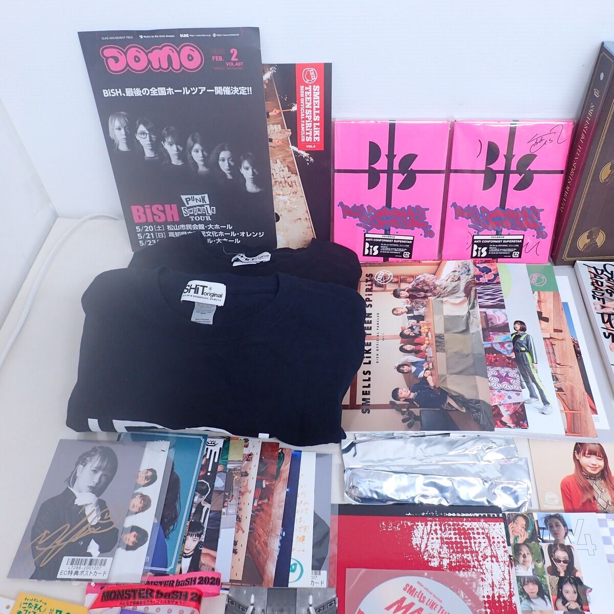 Yahoo!オークション - BiSH グッズ Tシャツ/Blu-ray/キーホルダー/CD/...