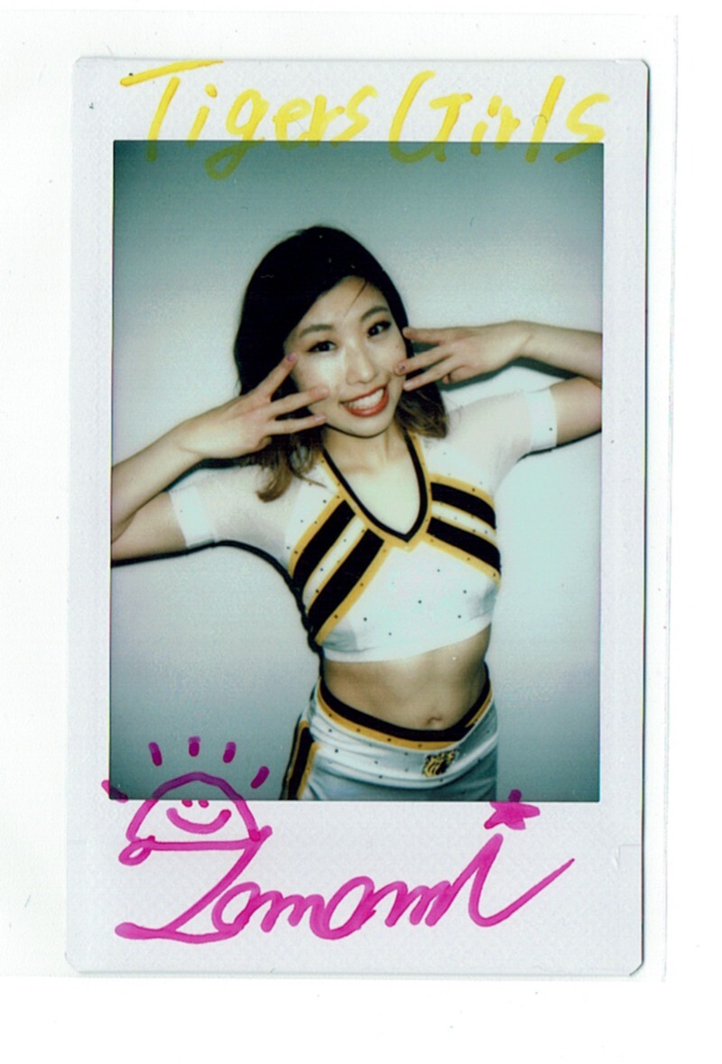 tomomi 直筆サイン チェキ 10枚限定 BBM 2022 チアガール 阪神タイガース TIGERS Girls チア華 直筆サイン入りチェキカード(2014年～)｜売買されたオークション ...