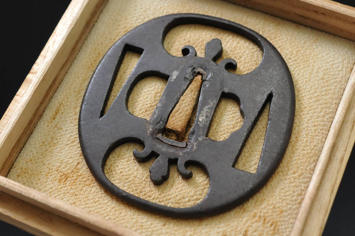 Yahoo!オークション - 【鍔】 無名 透かし彫鉄地丸鍔 縦横 7.9×7.5cm ...