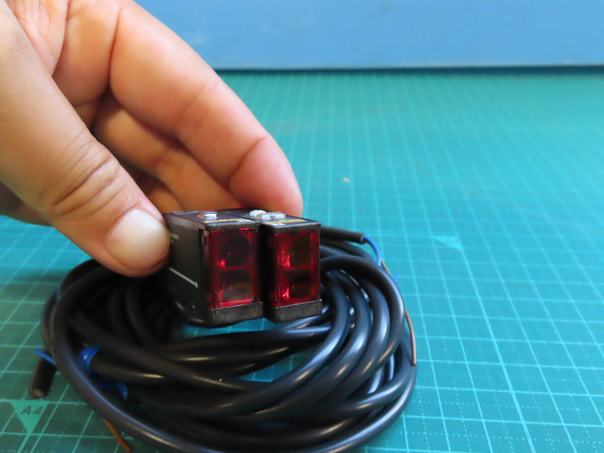 Yahoo!オークション - オムロン 中型アンプ内蔵形光電センサ E3S-AT11-...