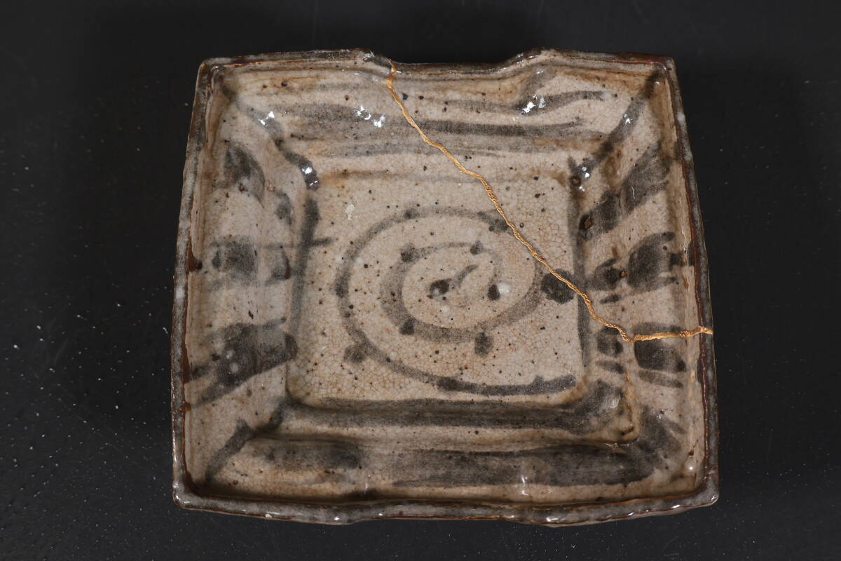 Yahoo!オークション - 【和】(A411) 時代古作 古志野 鉄絵渦文四方鉢 ...