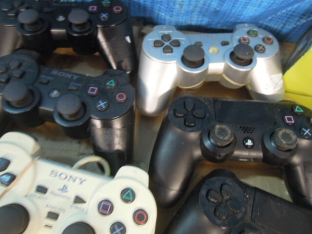 Yahoo!オークション - まとめ PS PS2 PS3 コントローラー 27個セッ...