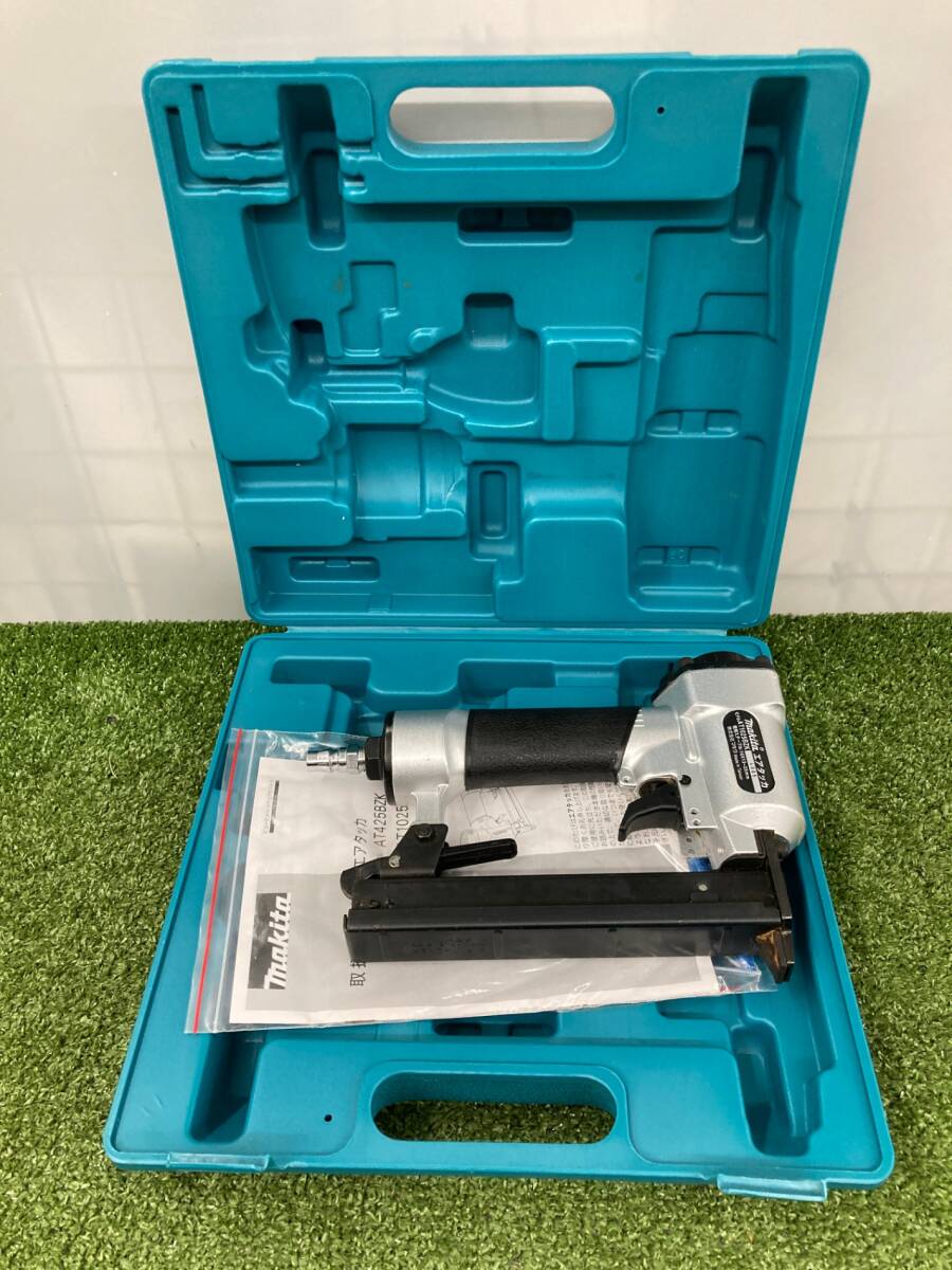 Yahoo!オークション - 【0926】 マキタ エアータッカー 10mm AT1025BZK...