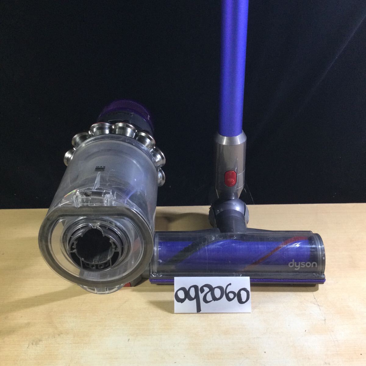 Yahoo!オークション - (092060G) dyson SV15サイクロン式コードレスク...