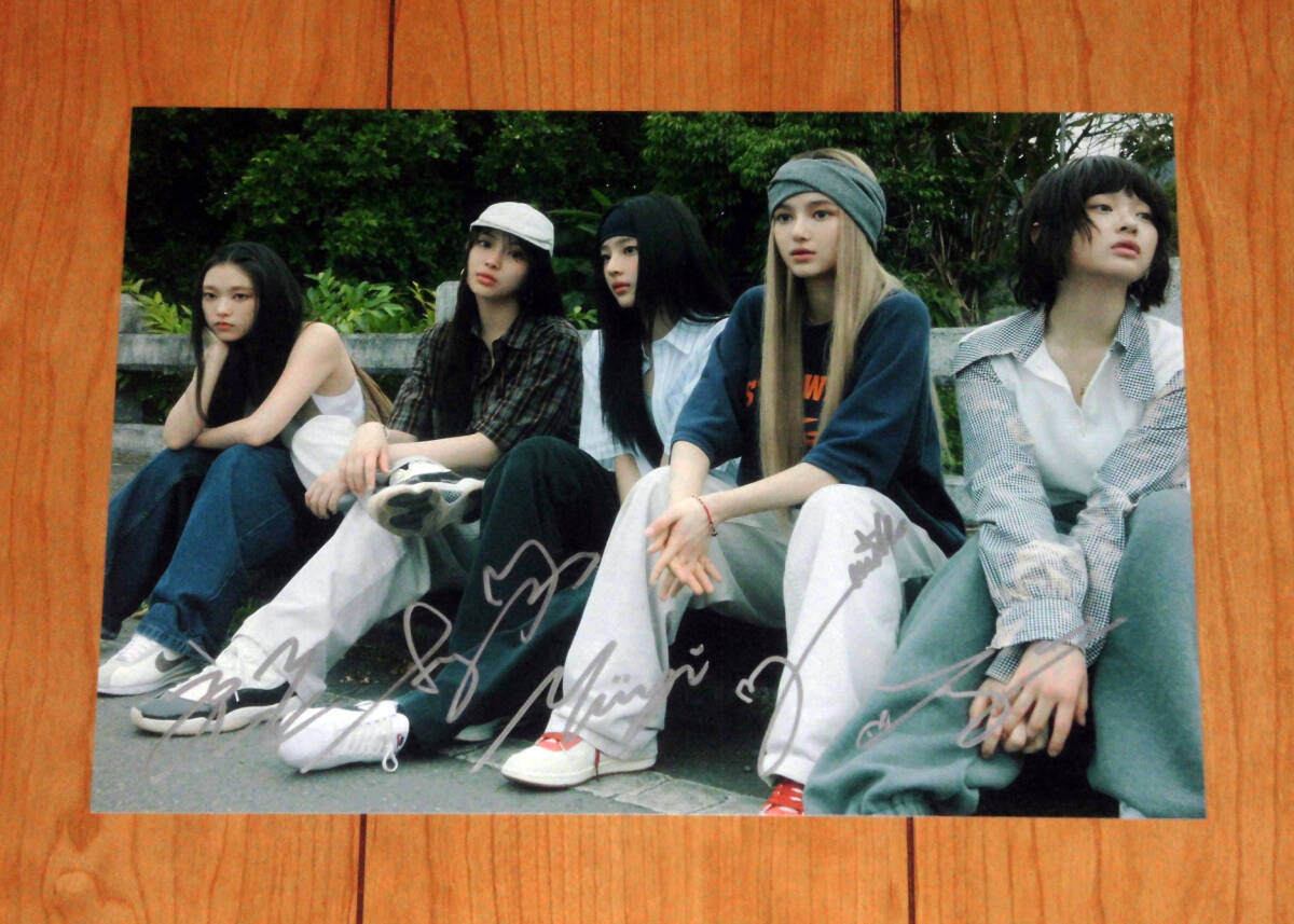 Yahoo!オークション - NewJeans 大型スチール写真(A4サイズ) ② 直筆サ...