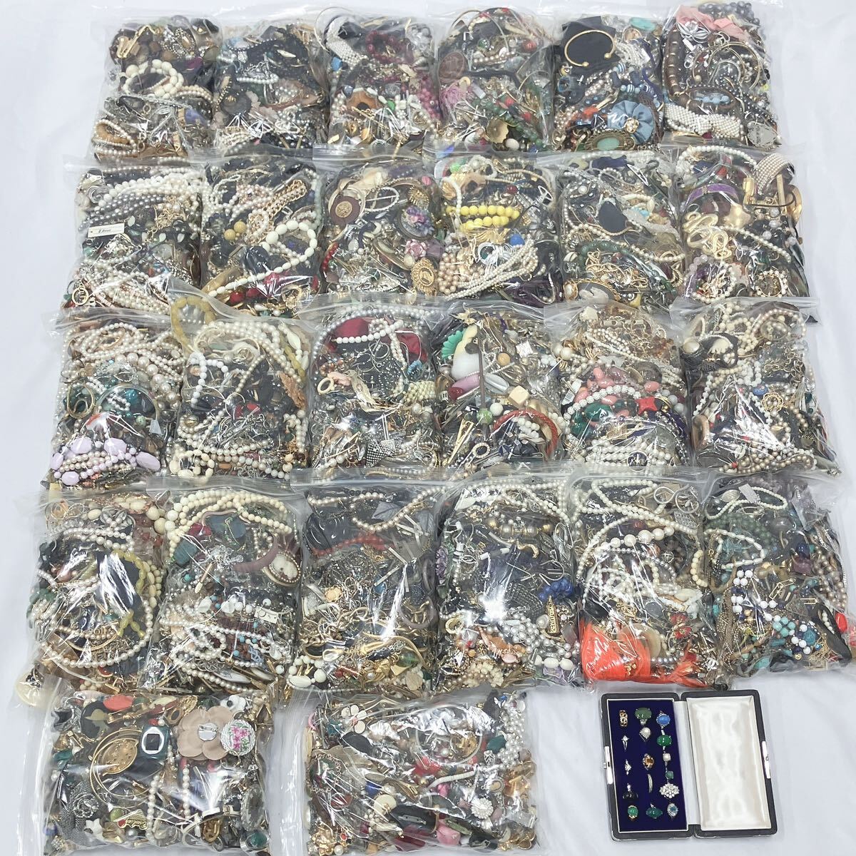 Yahoo!オークション - 重量約53.1kg イミテーション アクセサリー まと...