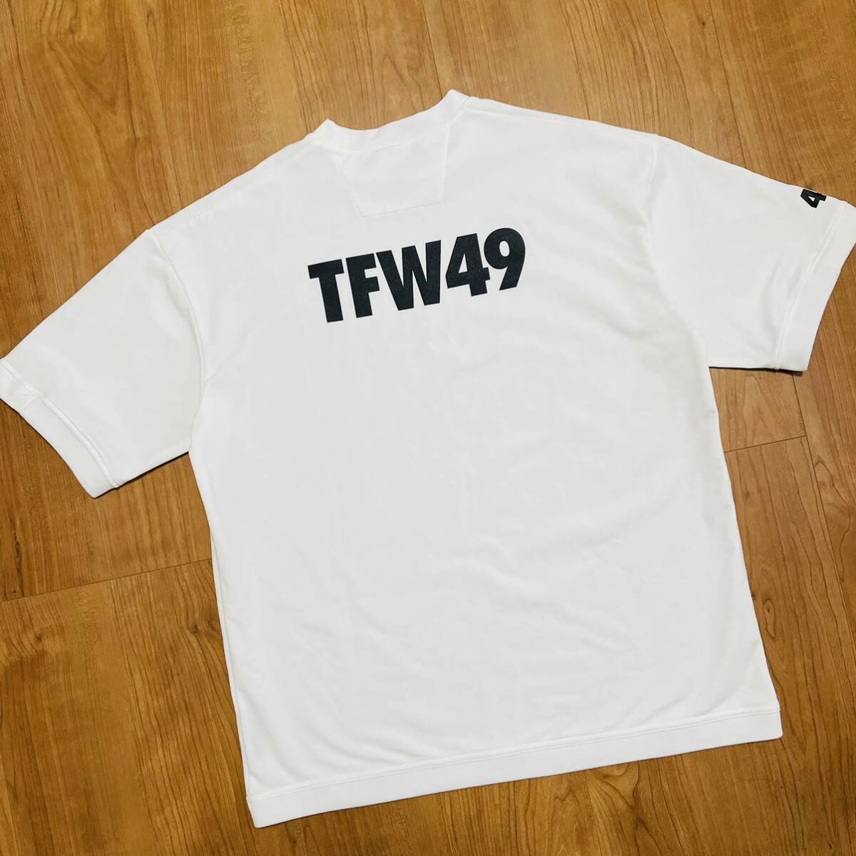 Yahoo!オークション - TFW49 Tシャツ L モックネック スウェット ホワ...