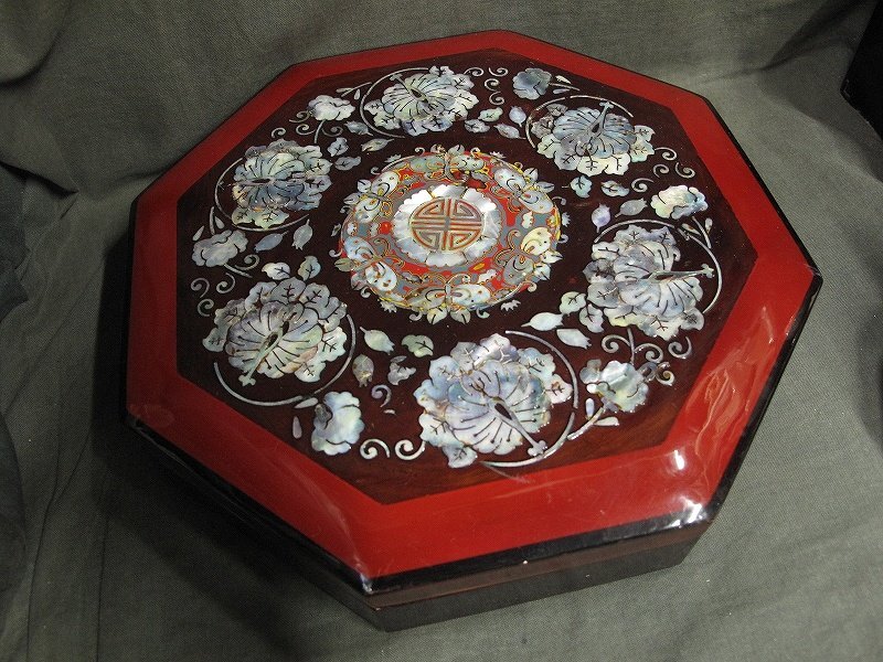 Yahoo!オークション - A1008 韓国螺鈿 花蝶模様 八角型 蓋器 内5区 漆...