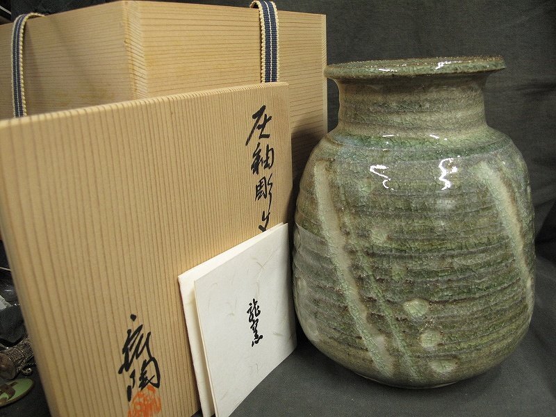 Yahoo!オークション - A1168 加藤舜陶 龍窯 瀬戸 灰釉 彫文 花生 共箱 ...