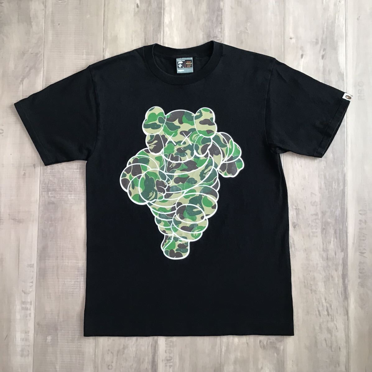 Yahoo!オークション - 激レア KAWS × BAPE chum Tシャツ Mサイズ a b...