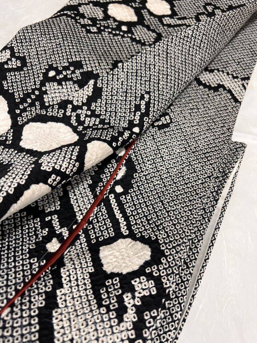 Yahoo!オークション - 未使用 着物 総絞り 白黒 しつけ糸付き 着丈173c...