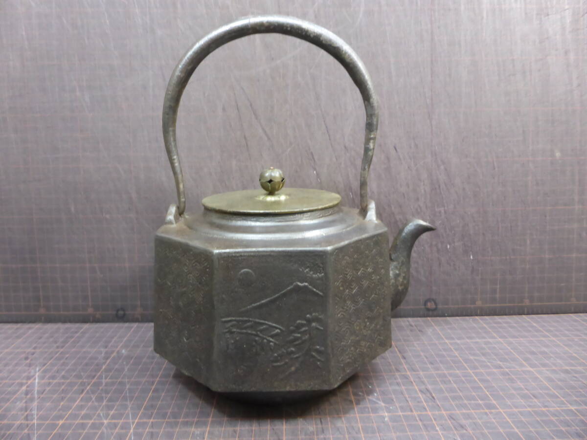 442 龍文堂造 八角 京鉄瓶 満水2400mL 重さ2410g 水漏れ無し(鉄瓶)｜売買されたオークション情報、yahooの商品情報をアーカイブ公開 - オークファン（aucfan.com）