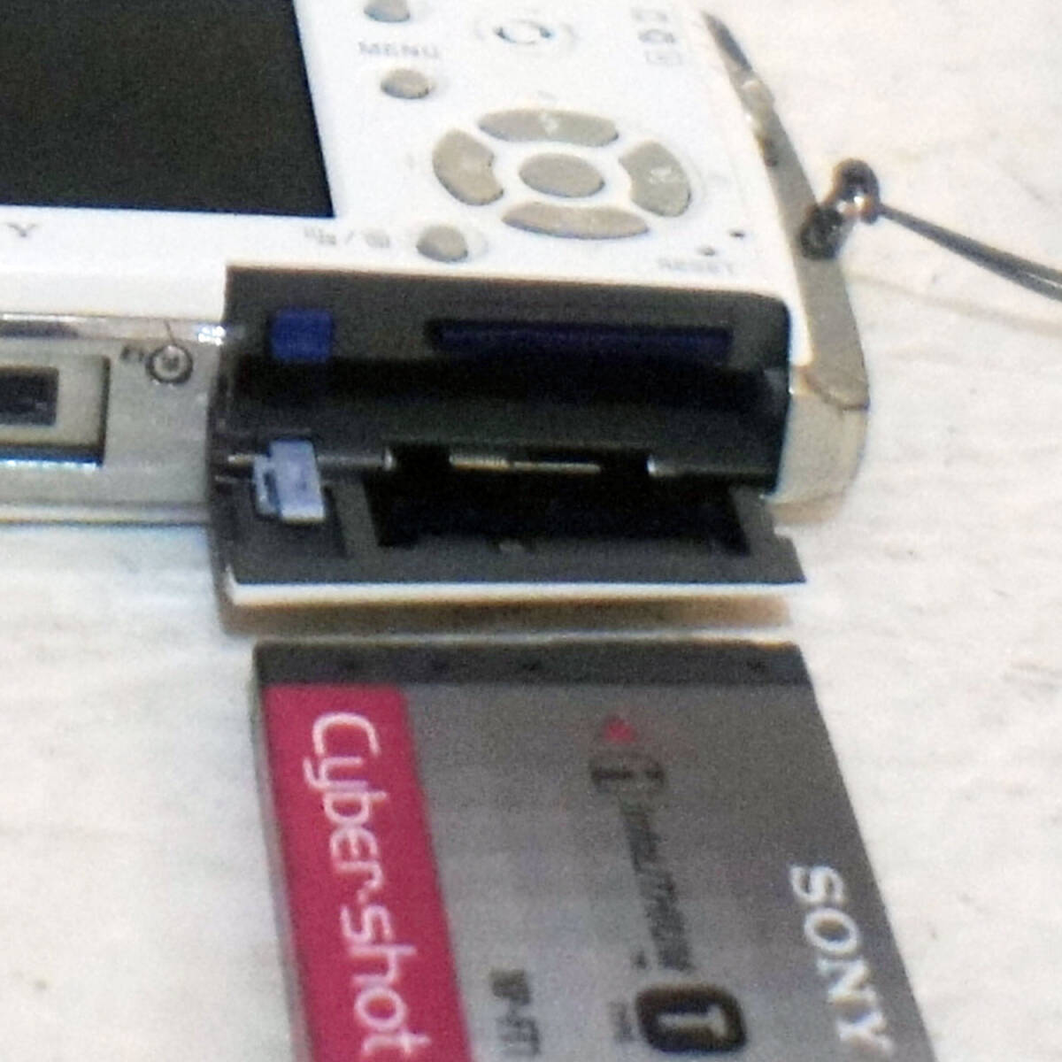 Yahoo!オークション - SONY Cyber-shot DSC-T33 510万画素 薄型 ホワイ...