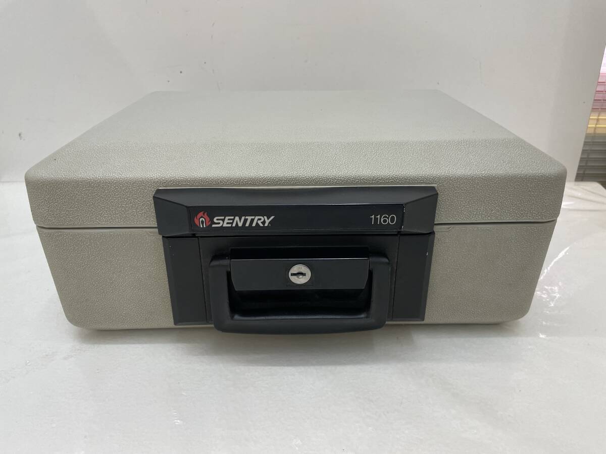 O-2-R35 SENTRY セントリー 1160 ポータブル耐火金庫 手提げ金庫(金庫)｜売買されたオークション情報、yahooの商品情報をアーカイブ公開 - オークファン（aucfan.com）