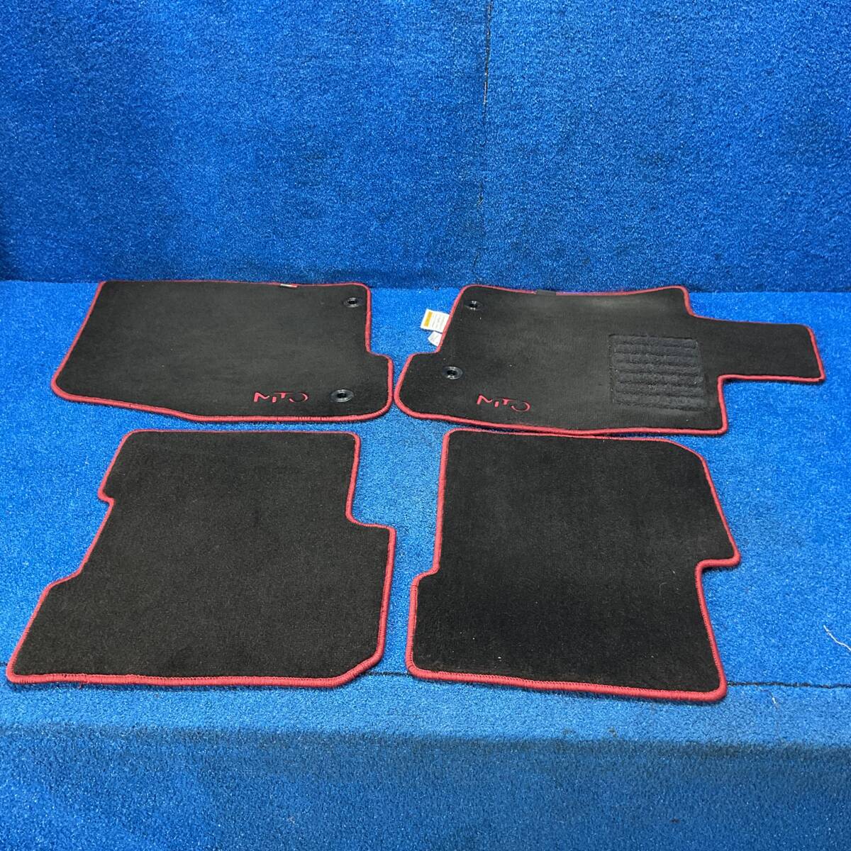 [AK-0021465][E2] H23 アルファロメオ ミト 955 右ハンドル コンペティツィオーネ 『 フロアーマット 1台分 セット 』 504166 自動車、オートバイ