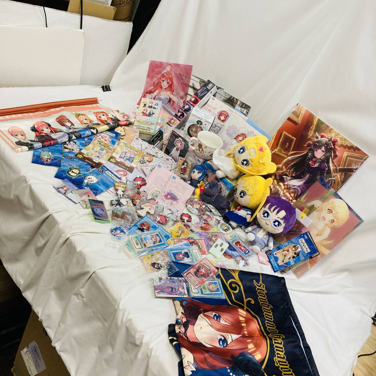 32Mdd 品 萌え系アニメ グッズ まとめて箱詰め 五等嫁 リゼロ 転スラ にじさんじetc...(コミック、アニメグッズ)｜売買されたオークション情報、yahooの商品情報をアーカイブ公開 ...