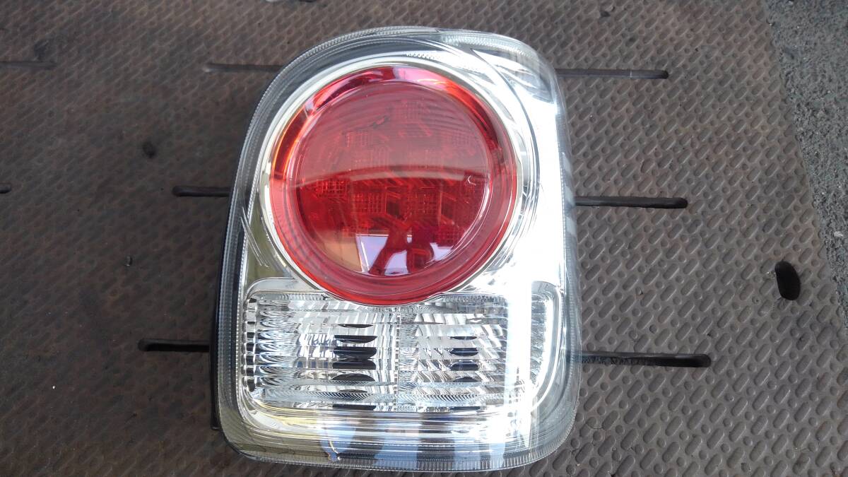 Yahoo!オークション - LA800S ムーヴ キャンバス 純正 右 LED テール ...