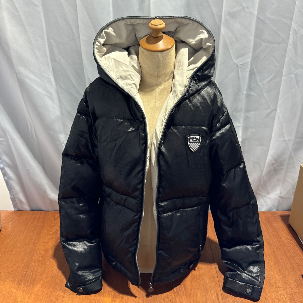 エンポリアルマーニ ダウンジャケット ブラック M11(ジャケット、上着)｜売買されたオークション情報、yahooの商品情報をアーカイブ公開 - オークファン（aucfan.com）