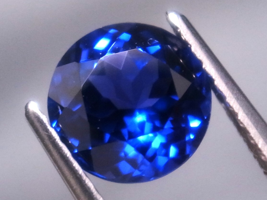 Yahoo!オークション - 1.91ct 新品・タンザナイトカラー 合成人造宝石 ...