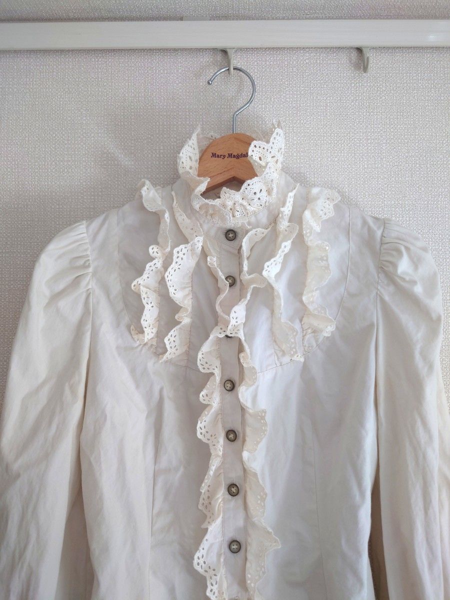 美品 Victorian maiden レーススタンドカラー胸元フリルブラウス 美品 Victorian maiden レーススタンドカラー胸元フリルブラウス