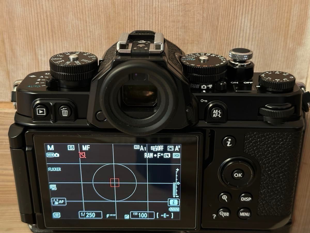 美品】 Nikon Zf 予備バッテリー グリップ付き 29日まで出品中 美品】 Nikon Zf 予備バッテリー グリップ付き 29日まで出品中