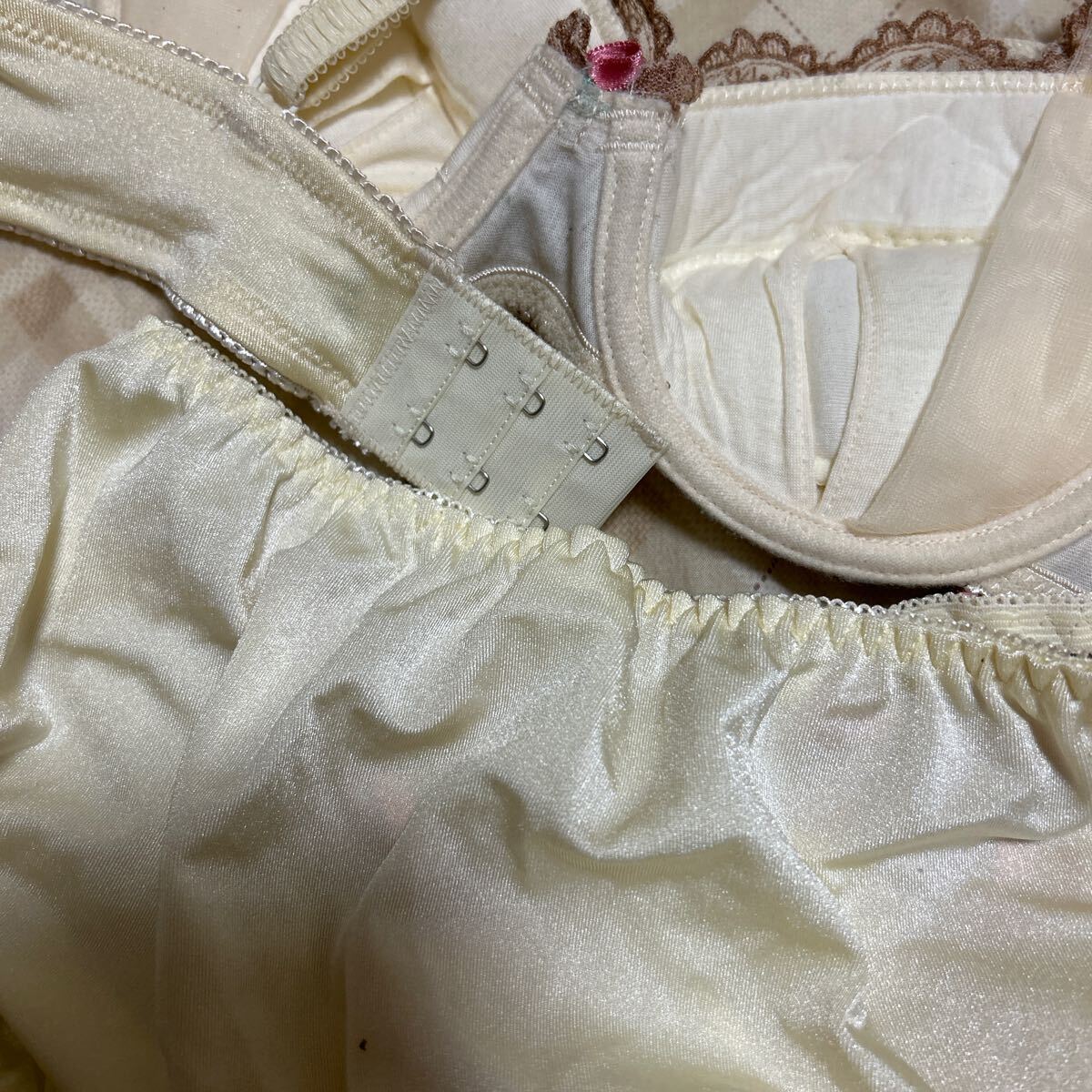 Yahoo!オークション - A75Mブラジャーショーツセット クリーム色