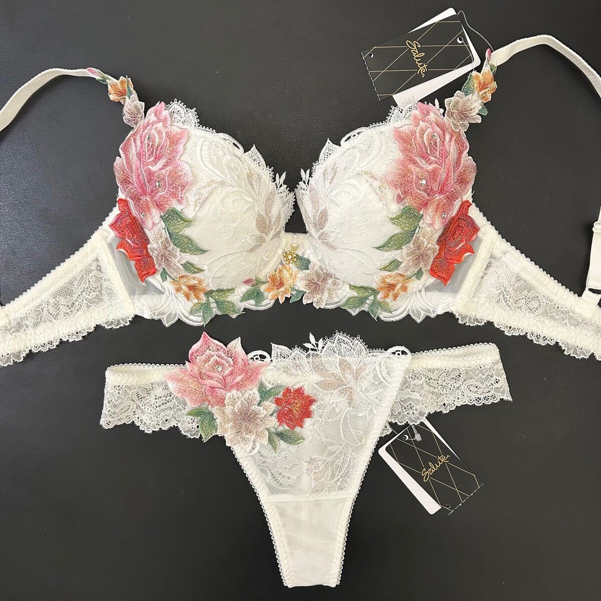 Yahoo!オークション - 【新品タグ付き】サルート 上下セット【09g 】E6...