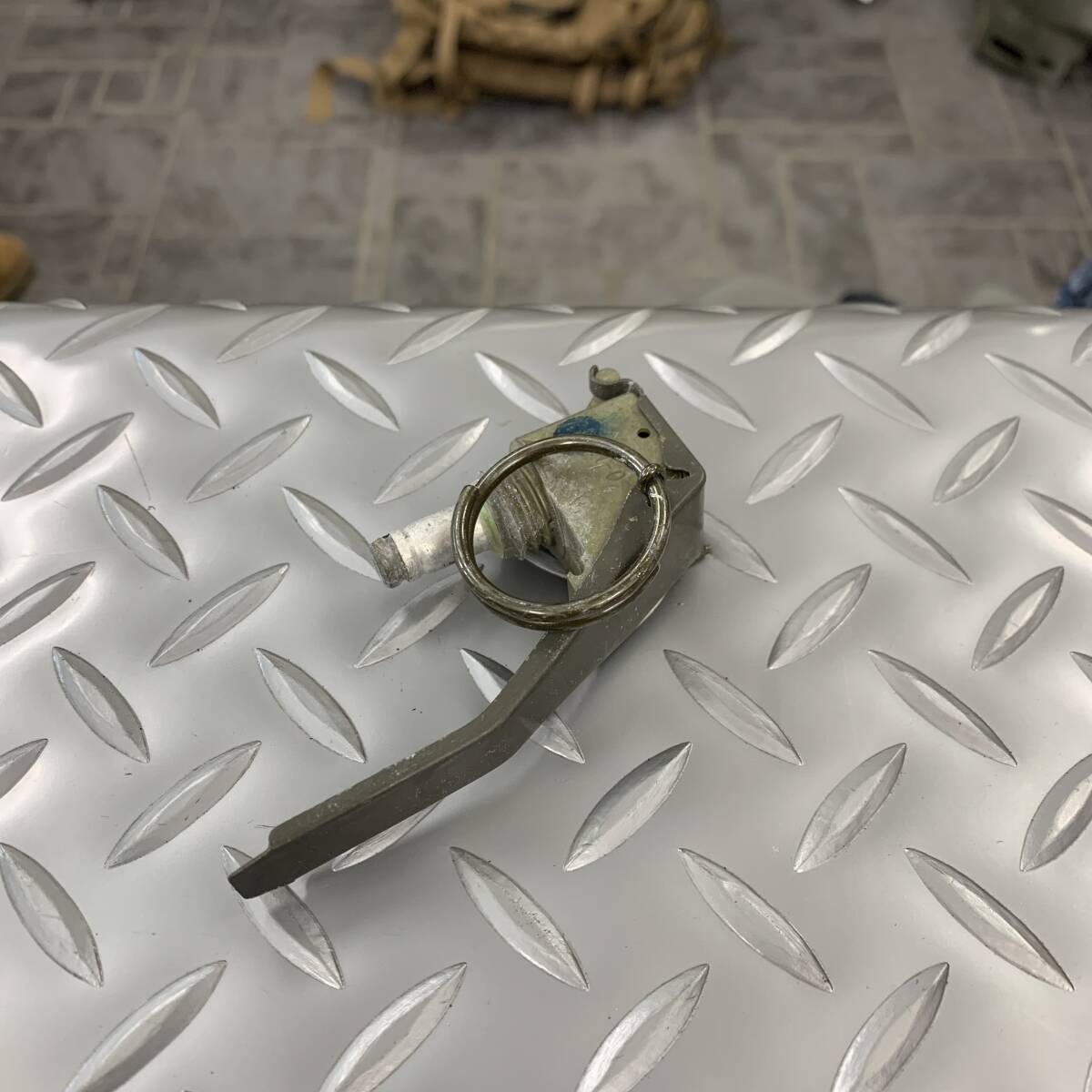 Yahoo!オークション - 米軍実物 NSN M213/M67 Frag Grenade Fuze ハン...