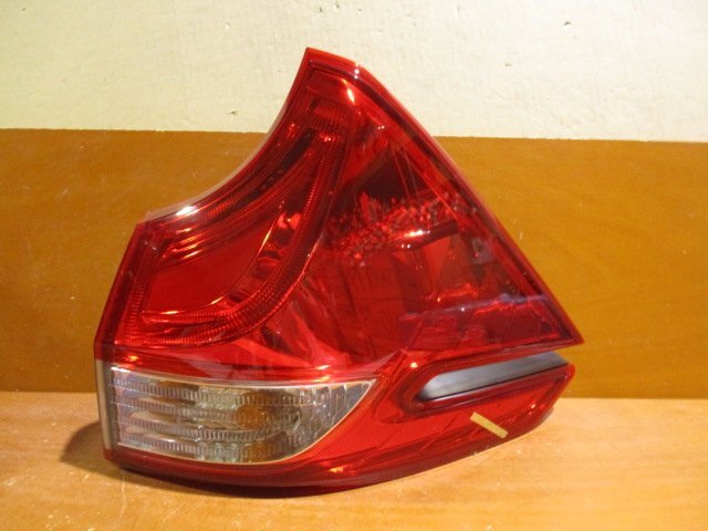 Yahoo!オークション - 即決 フリード HV GB7/GB8 右テールライト 純正 ...