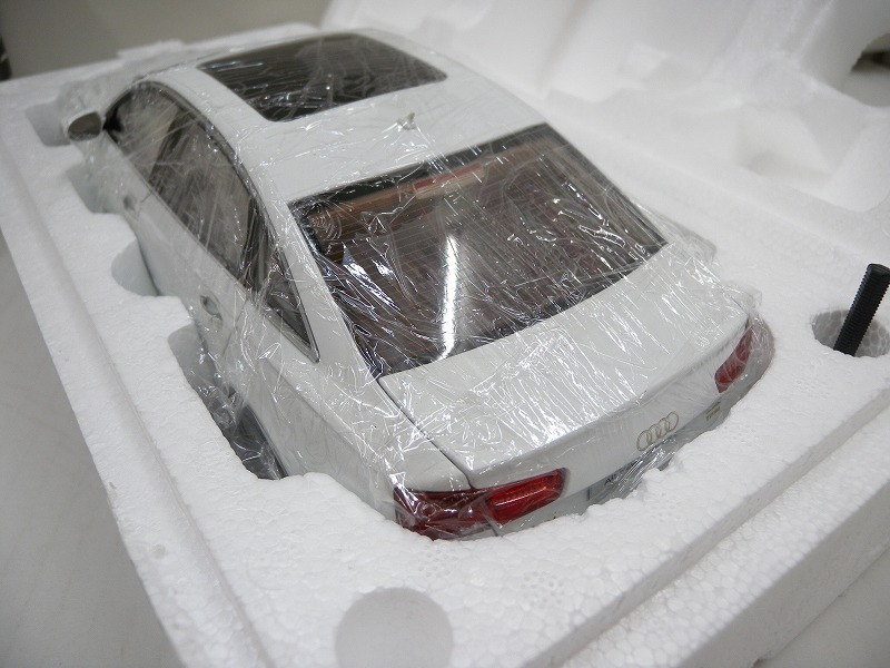 Yahoo!オークション - HK1687 1/18 Audi アウディ A6L シルバー ミニカ...