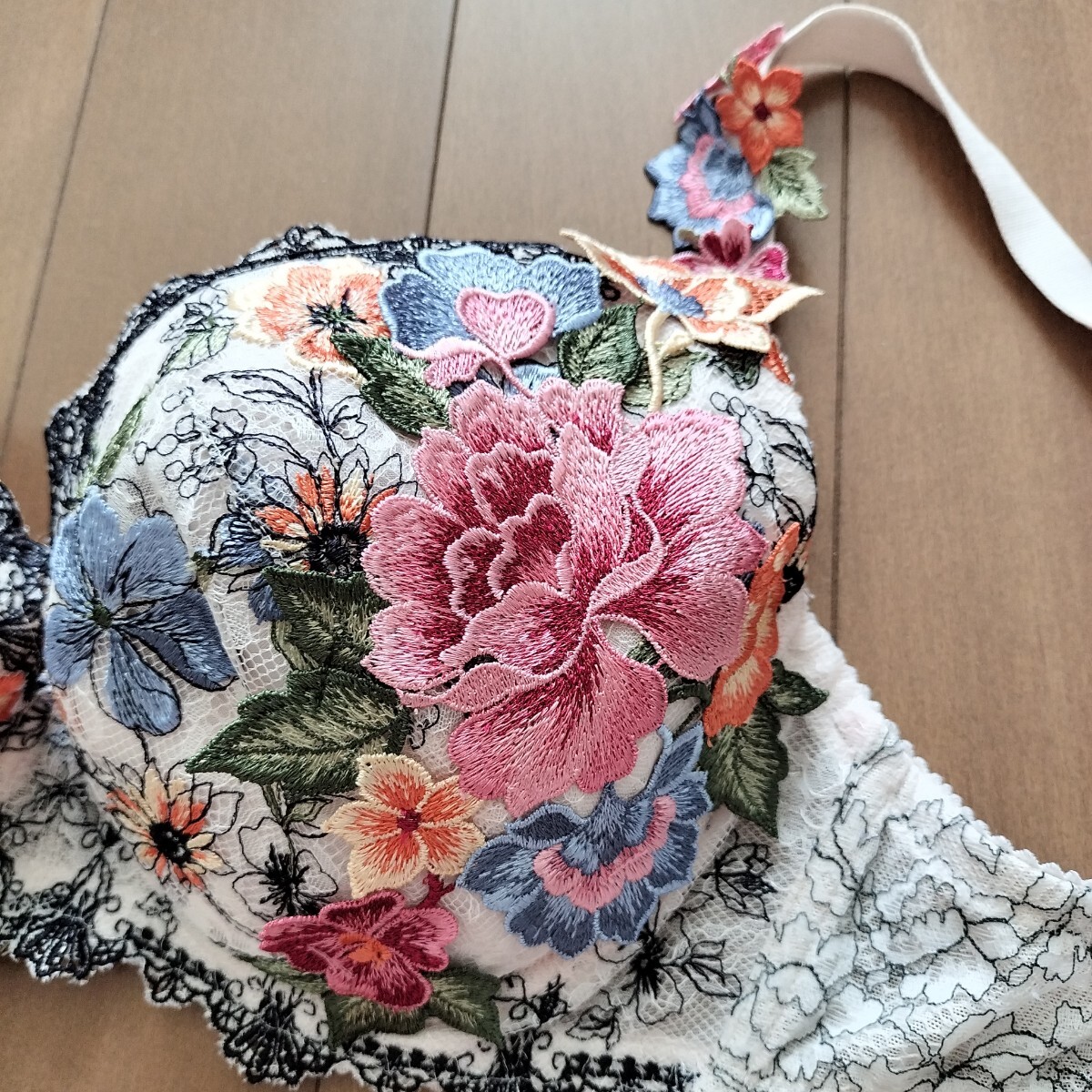 Yahoo!オークション - サルート 59 フォークロア ブラジャー単品 G75 ...