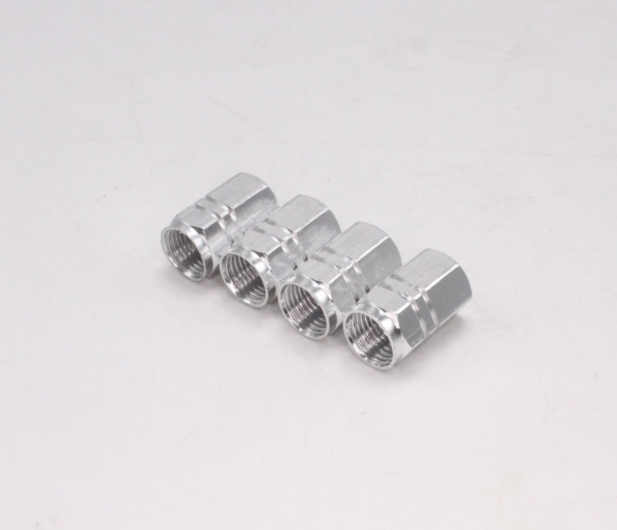 日本代購代標第一品牌【樂淘letao】－1円～ ネオクローム P1.25 貫通 スチール ホイールナット 20個 17HEX 48mm ロング ラグナット ソケット付属【キャップのおまけ付き】