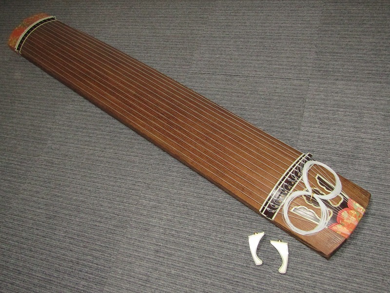 高級 演奏会用 琴 柾目 くり甲 13弦 綾杉彫り 紅木 猫脚付き 十三弦 箏 和楽器 JK23-9544 MIZ(筝、琴)｜売買されたオークション情報、yahooの商品情報をアーカイブ公開 ...