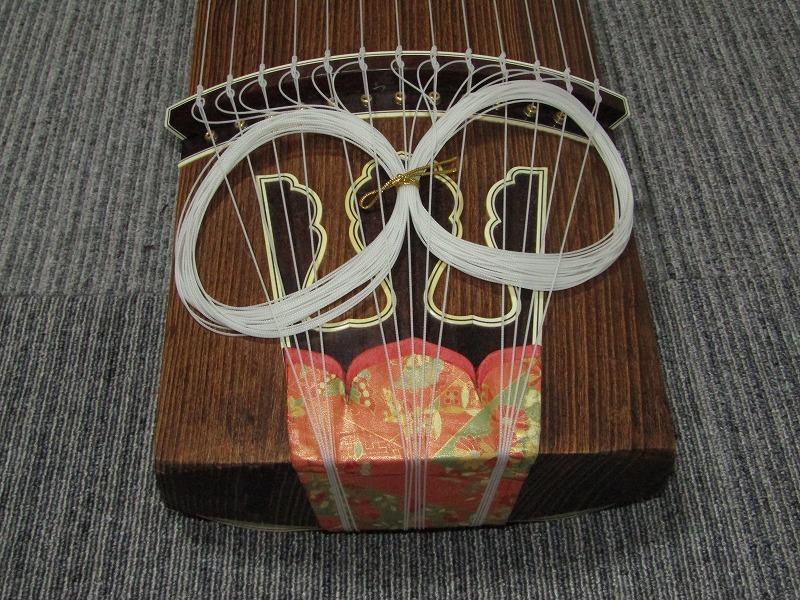 高級 演奏会用 琴 柾目 くり甲 13弦 綾杉彫り 紅木 猫脚付き 十三弦 箏 和楽器 JK23-9544 MIZ(筝、琴)｜売買されたオークション情報、yahooの商品情報をアーカイブ公開 ...