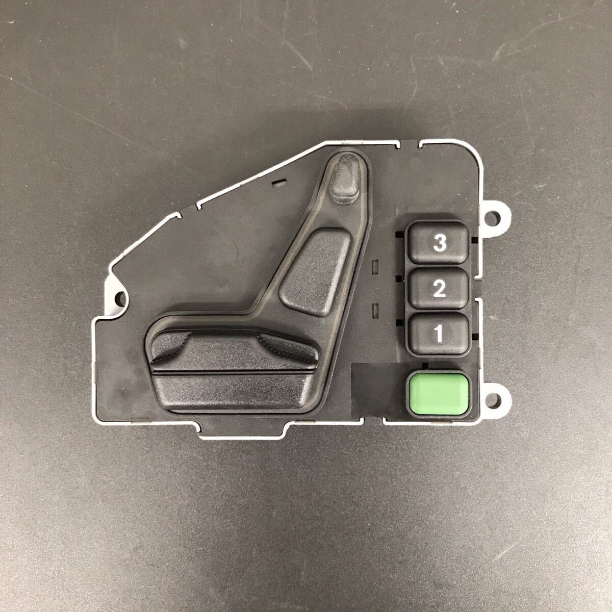 品 Mercedes-Benz メルセデス ベンツ 右 フロント パワー シート スイッチ メモリー付 A1208200610 修理 交換 部品 カー用品 C-1161(パーツ)｜売買された ...