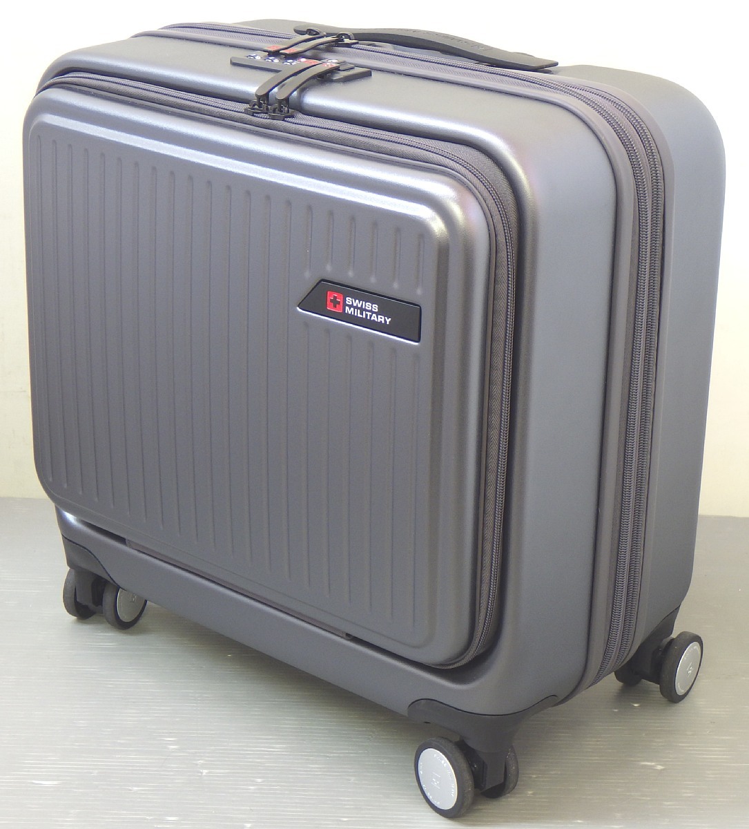 Yahoo!オークション - 展示品 スイスミリタリー 18インチ 42L ポリカー...