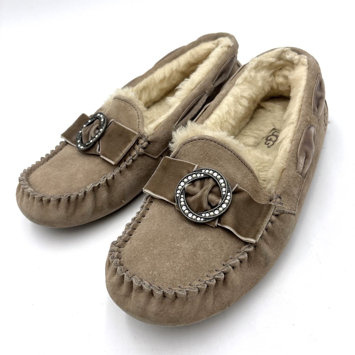 T 履き心地抜群 ' モデル' UGG アグ DAKOTA BROOCH ダコタブローチ 裏ボア 本革 ムートン スリッポン 革靴 モカシン 25cm 1014427(US8)｜売買された ...