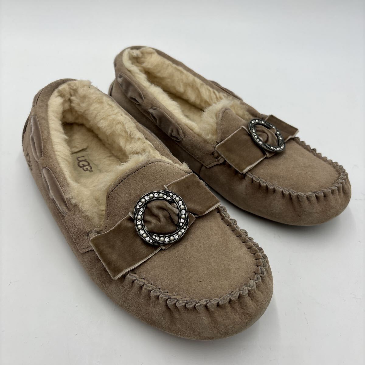 T 履き心地抜群 ' モデル' UGG アグ DAKOTA BROOCH ダコタブローチ 裏ボア 本革 ムートン スリッポン 革靴 モカシン 25cm 1014427(US8)｜売買された ...