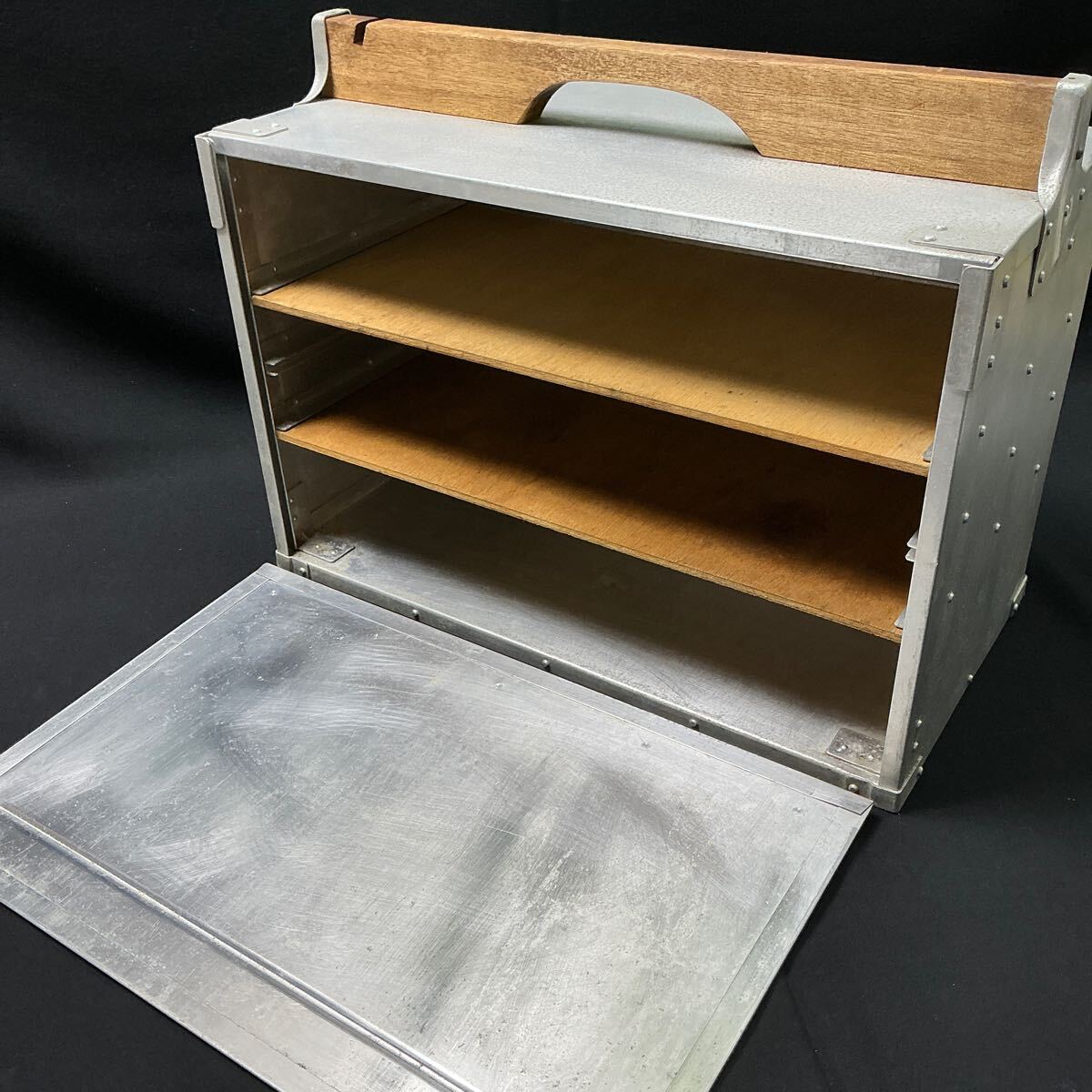 A138 送無 おかもち 出前箱 アルミ製 仕切3段 板2枚 横長 岡持ち 小道具 昭和レトロ(厨房機器)｜売買されたオークション情報、yahooの商品情報をアーカイブ公開 - オークファン ...