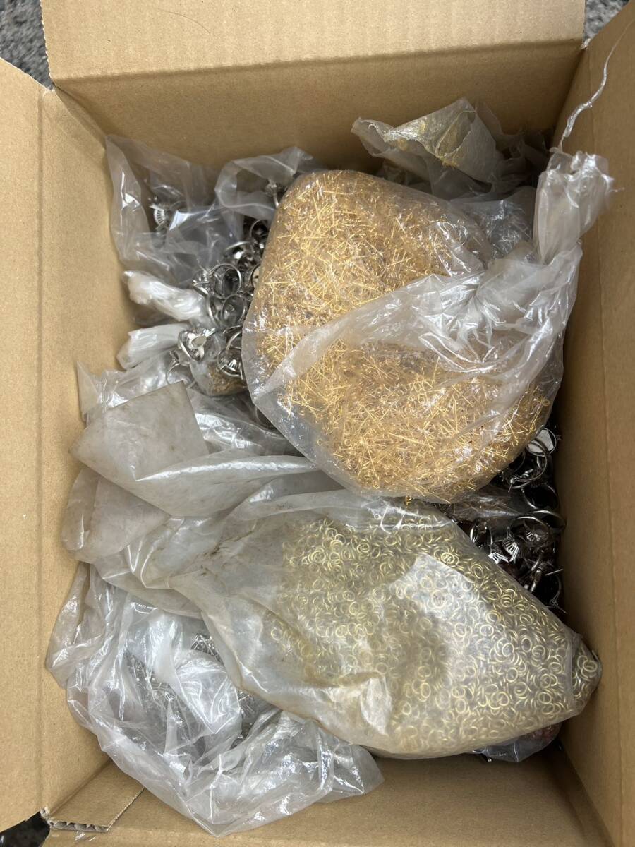 Yahoo!オークション - S412アクセサリー 金属製 金具パーツ 大量 ビン...