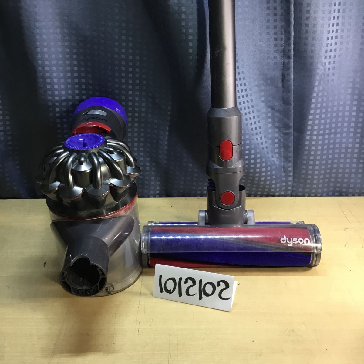 1012102G dyson SV10サイクロン式コードレスクリーナー ジャンク品(ダイソン)｜売買されたオークション情報、yahooの商品情報をアーカイブ公開 - オークファン（aucfan ...