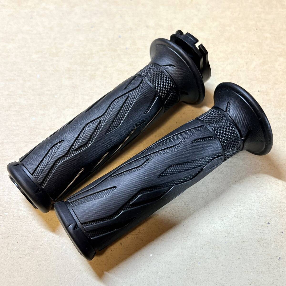 GSX-R1000 K7 L6 GSX1300Rハヤブサ K8 L6 グラディウス400 純正 グリップ 良品(スズキ用)｜売買されたオークション情報、yahooの商品情報をアーカイブ公開 ...