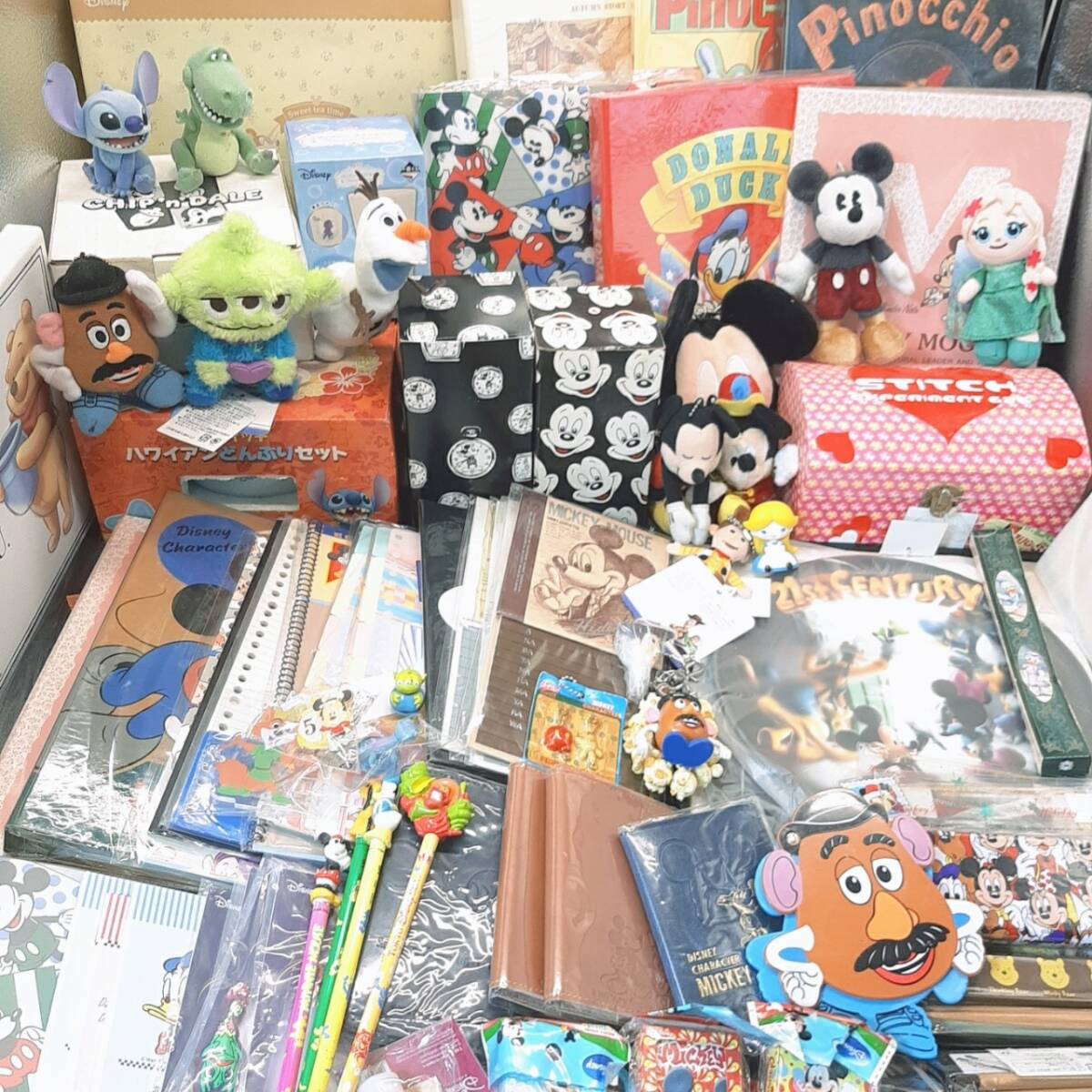 Yahoo!オークション - n67 ディズニー グッズ まとめ 大量 バインダー ...