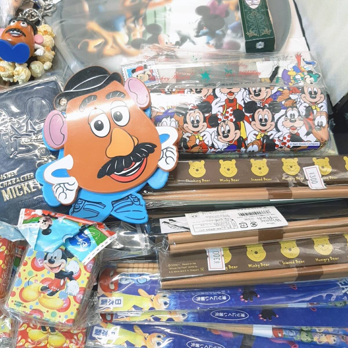 Yahoo!オークション - n67 ディズニー グッズ まとめ 大量 バインダー ...