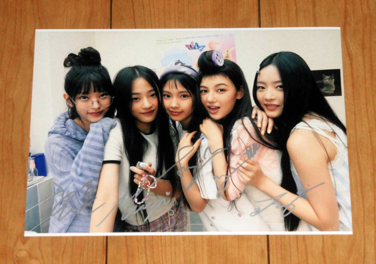 Yahoo!オークション - NewJeans 大型スチール写真(A4サイズ) ① 直筆サ...